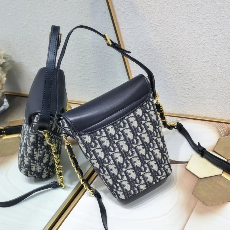 Accurate model Christian Dior Bucket Bags