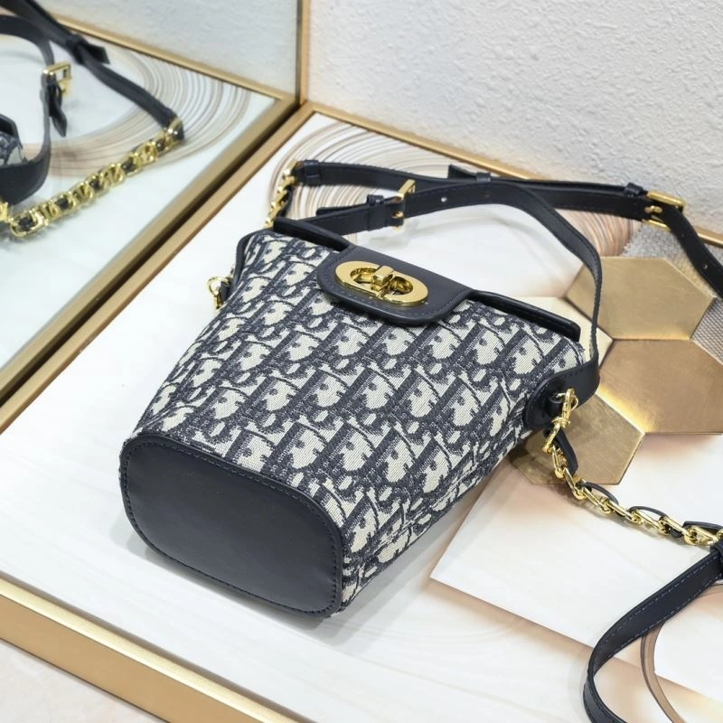 Accurate model Christian Dior Bucket Bags