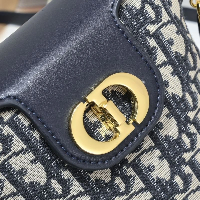 Accurate model Christian Dior Bucket Bags