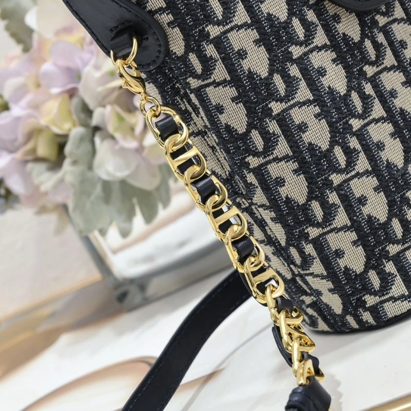 Accurate model Christian Dior Bucket Bags
