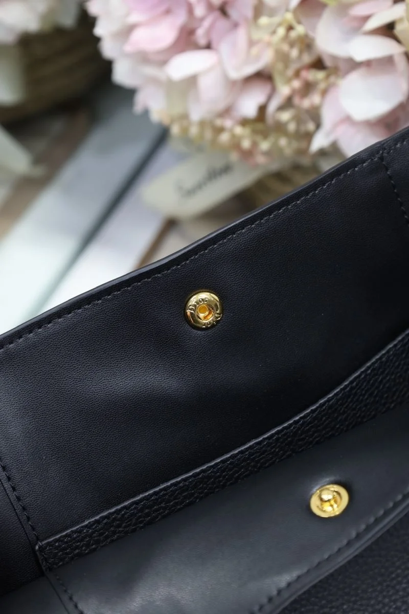 Accurate model Christian Dior Bucket Bags
