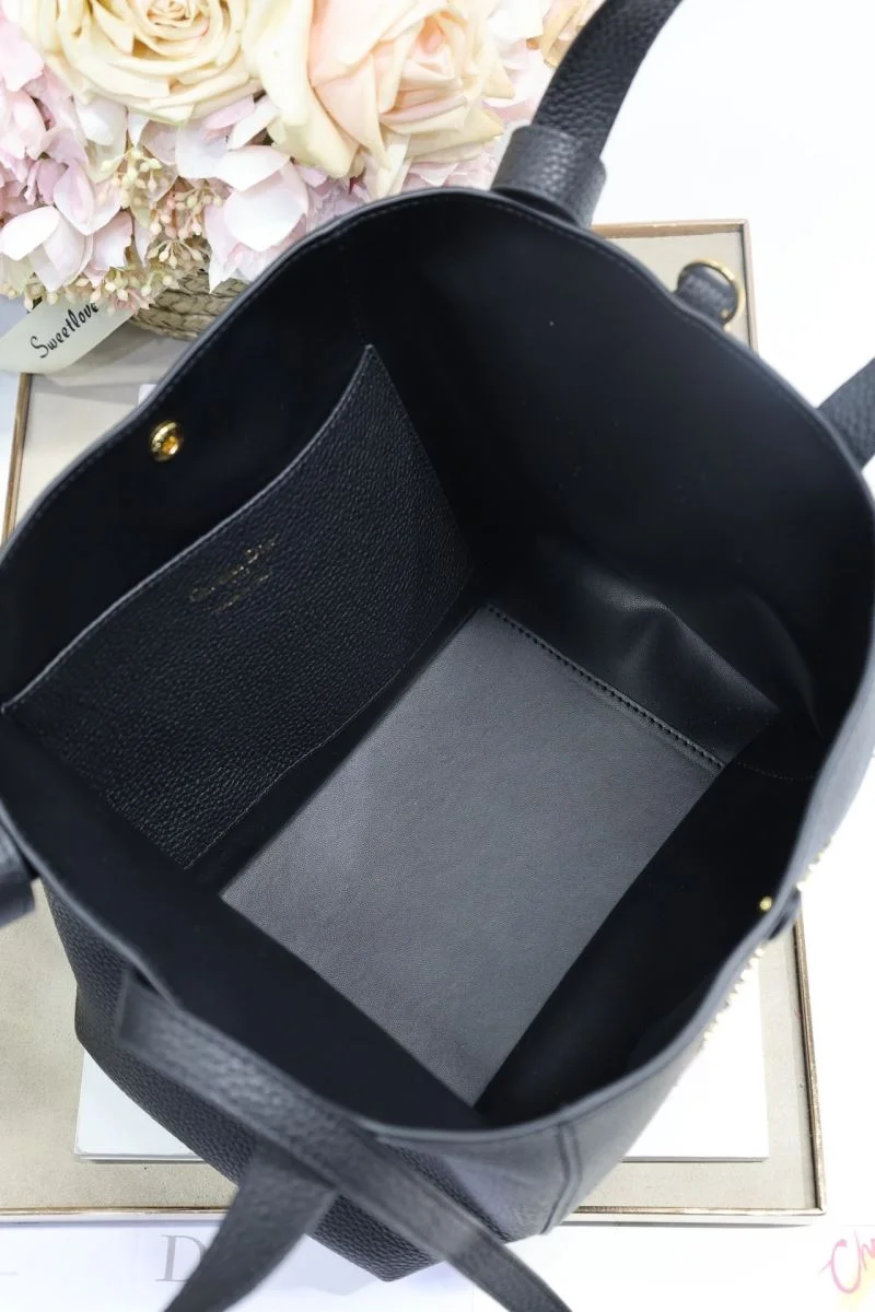 Accurate model Christian Dior Bucket Bags