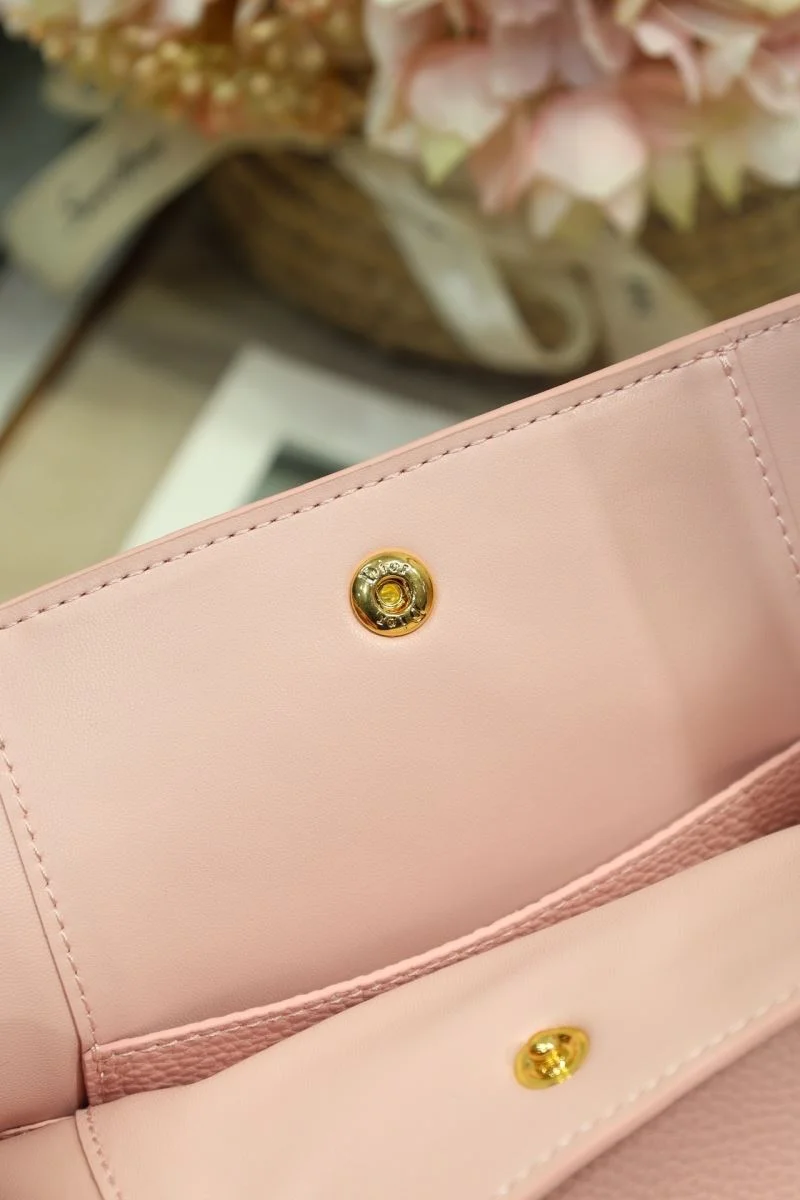 Accurate model Christian Dior Bucket Bags