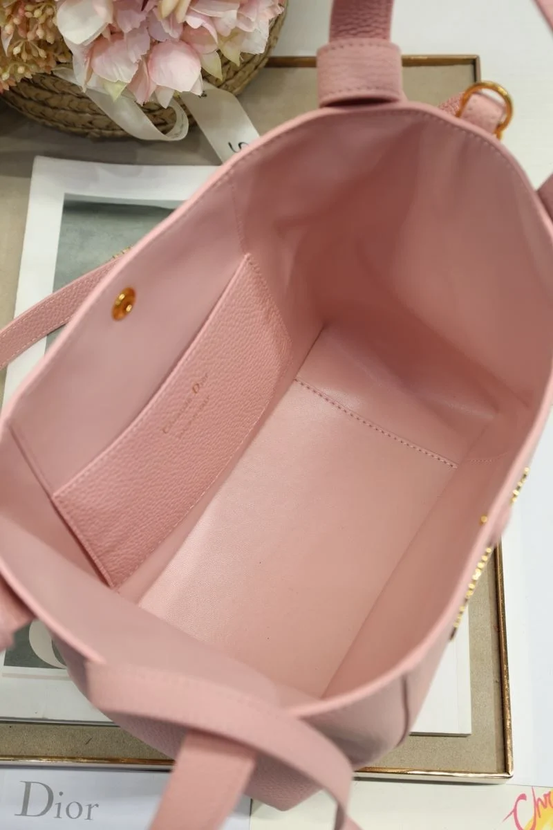 Accurate model Christian Dior Bucket Bags