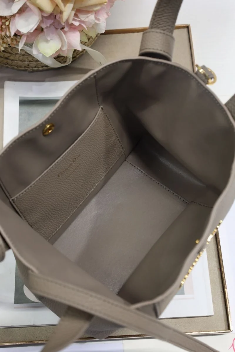 Accurate model Christian Dior Bucket Bags
