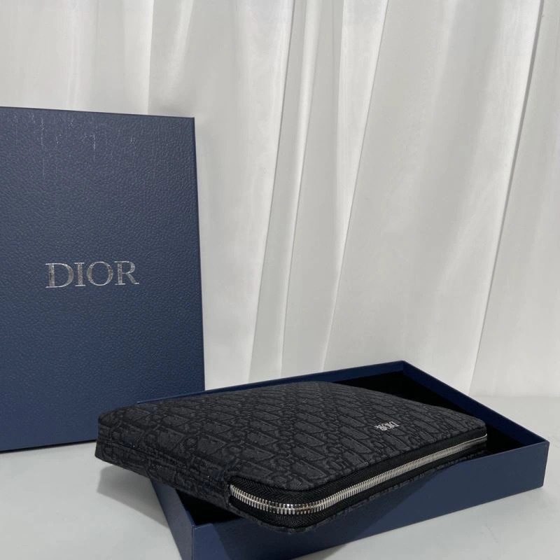 Accurate model Christian Dior Clutch Bags