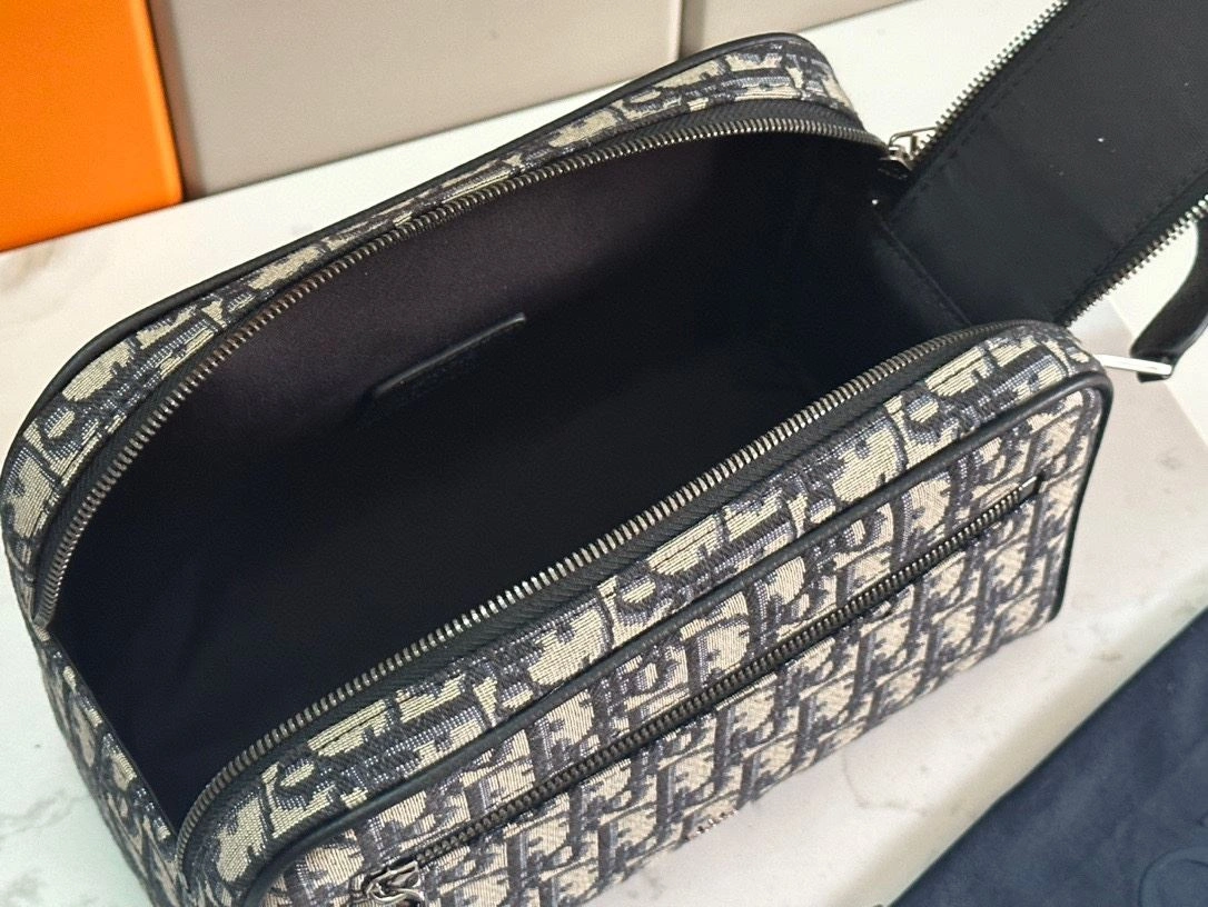 Top mirror Christian Dior Cosmetic Bags