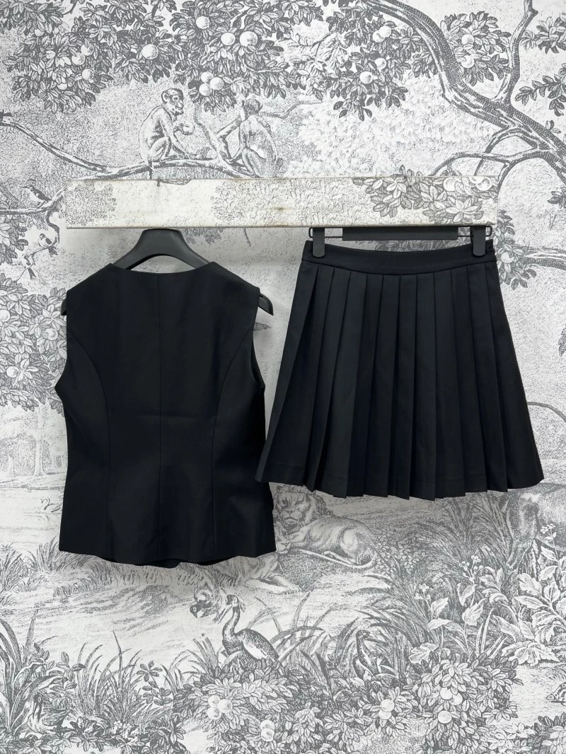 Low-cost Christian Dior Dress Suits