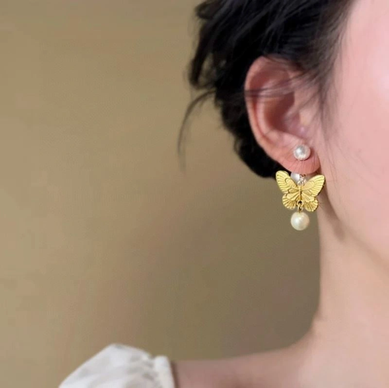 Inexpensive Christian Dior Earrings
