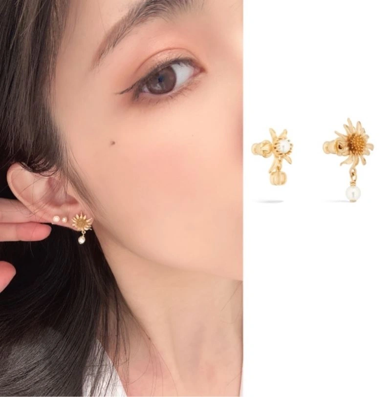 Indistinguishable Christian Dior Earrings