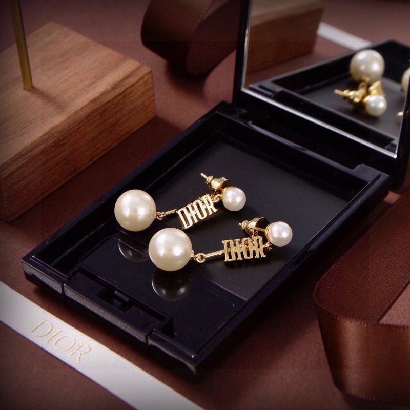 Accurate model Christian Dior Earrings