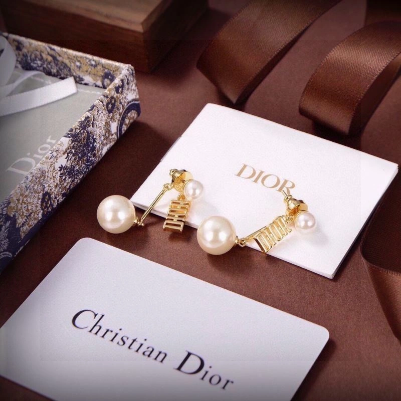 Accurate model Christian Dior Earrings
