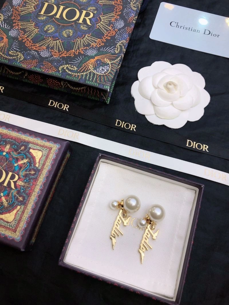 Top match Christian Dior Earrings