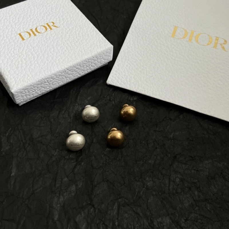 Accurate model Christian Dior Earrings