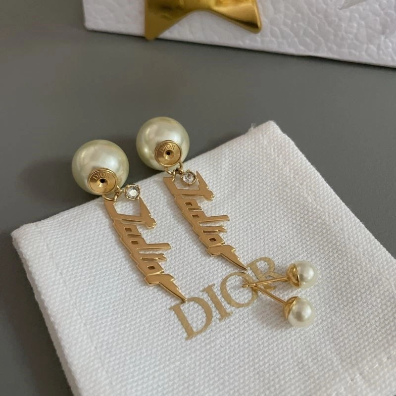 Top match Christian Dior Earrings