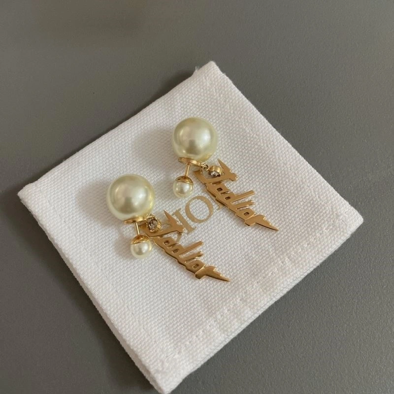 Top match Christian Dior Earrings