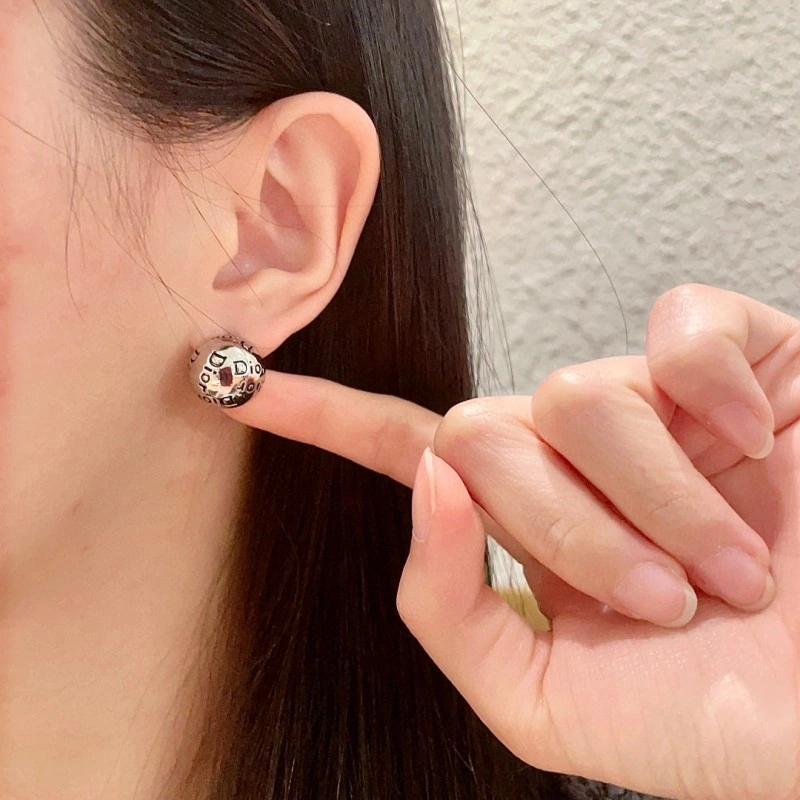 Accurate model Christian Dior Earrings