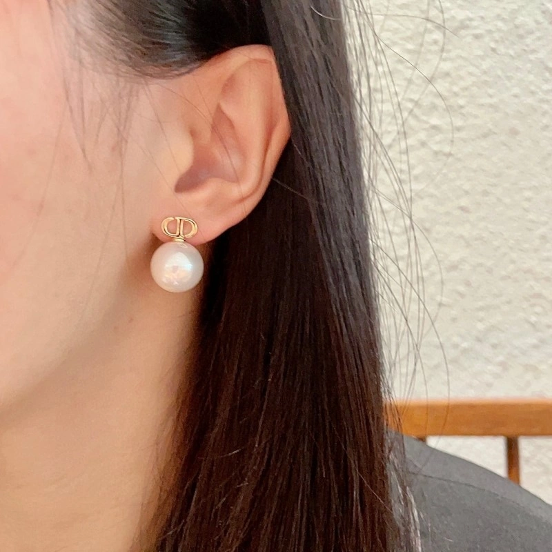 Accurate model Christian Dior Earrings