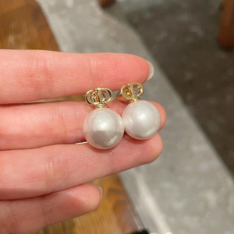 Accurate model Christian Dior Earrings