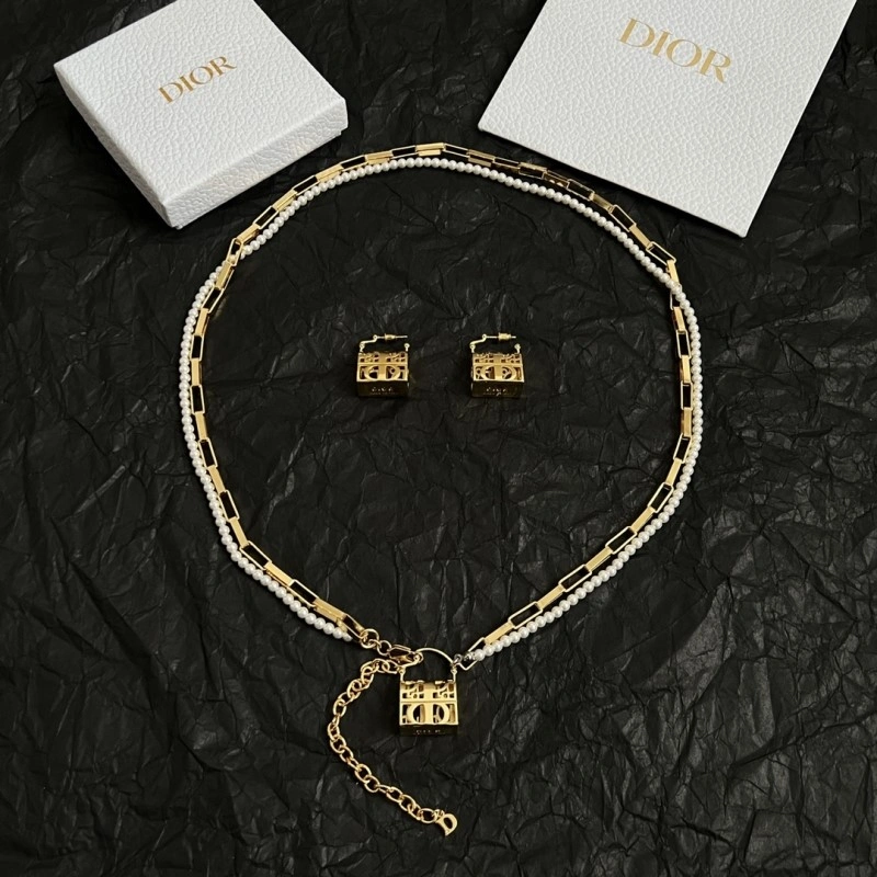 Accurate model Christian Dior Earrings