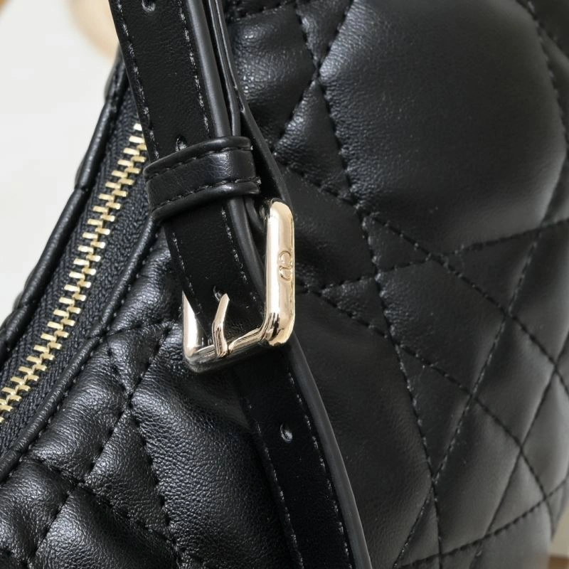 Accurate model Christian Dior Hobo Bags