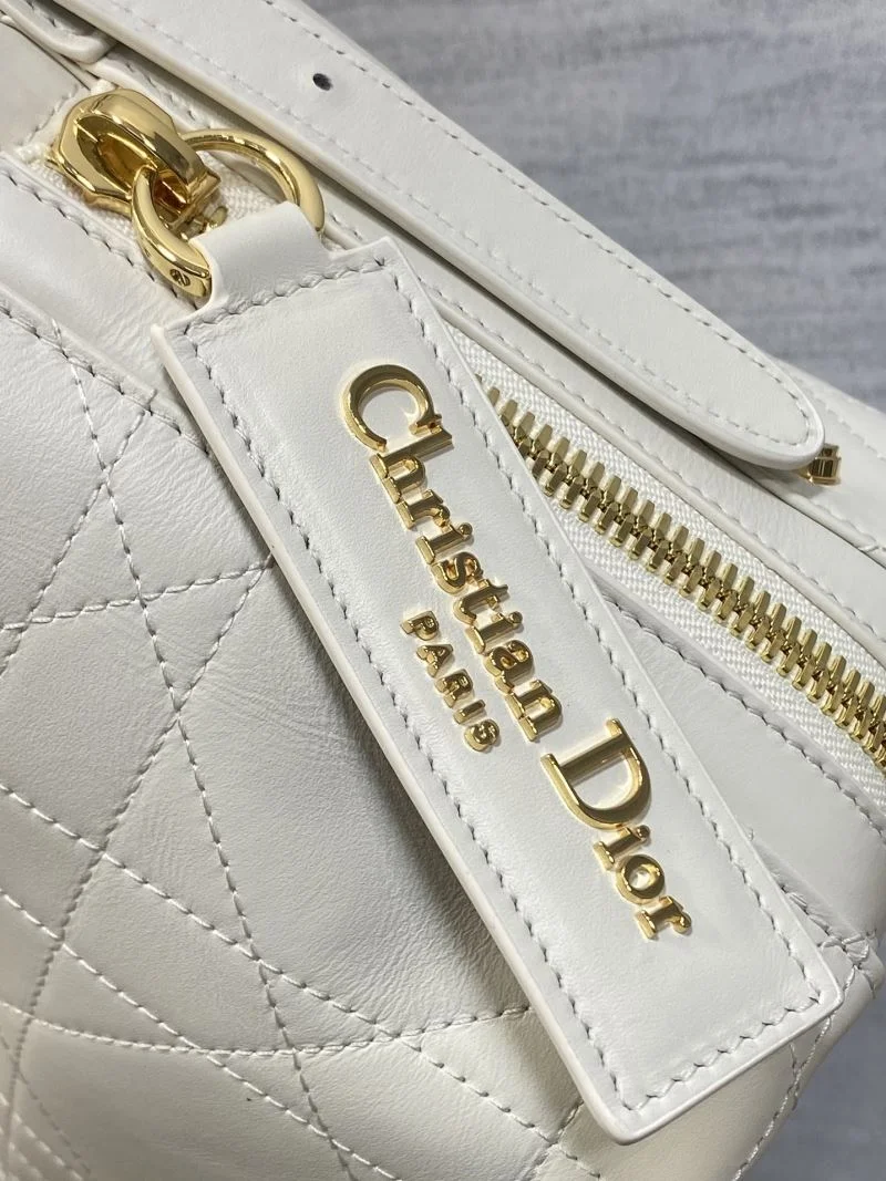 Accurate model Christian Dior Hobo Bags