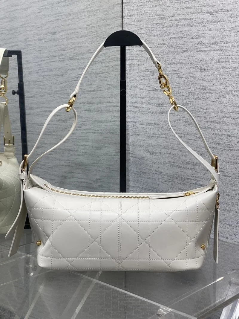 Accurate model Christian Dior Hobo Bags