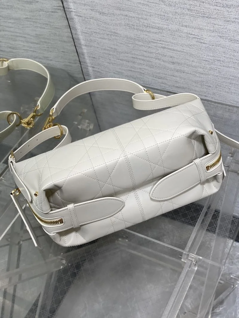 Accurate model Christian Dior Hobo Bags