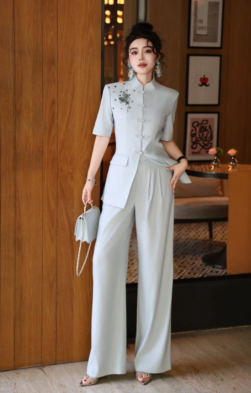 Accurate model Christian Dior Long Suits