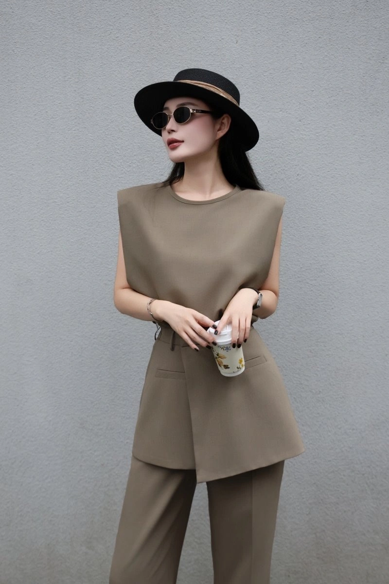 Accurate model Christian Dior Long Suits