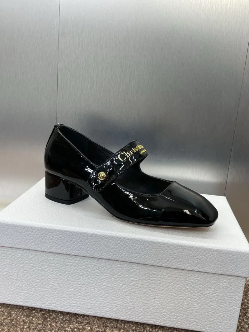 Accurate model Christian Dior Low Shoes