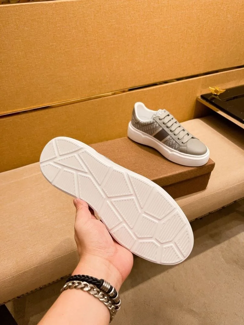 Accurate model Christian Dior Low Shoes