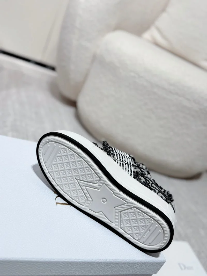 Accurate model Christian Dior Low Shoes