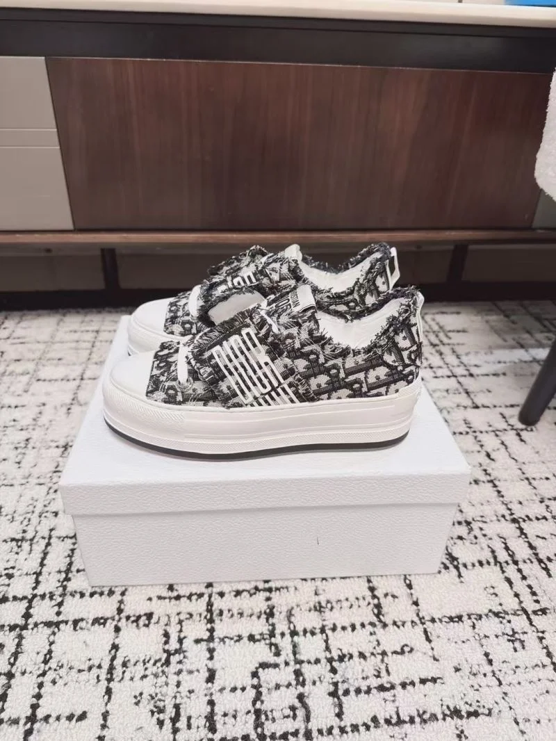 Accurate model Christian Dior Low Shoes