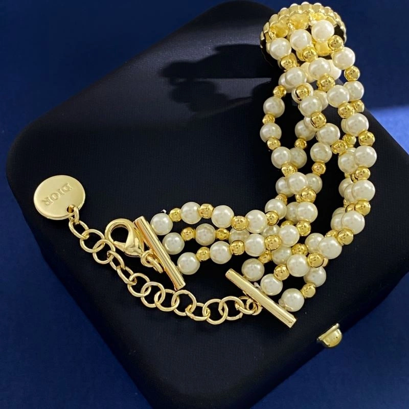 Accurate model Christian Dior Necklaces