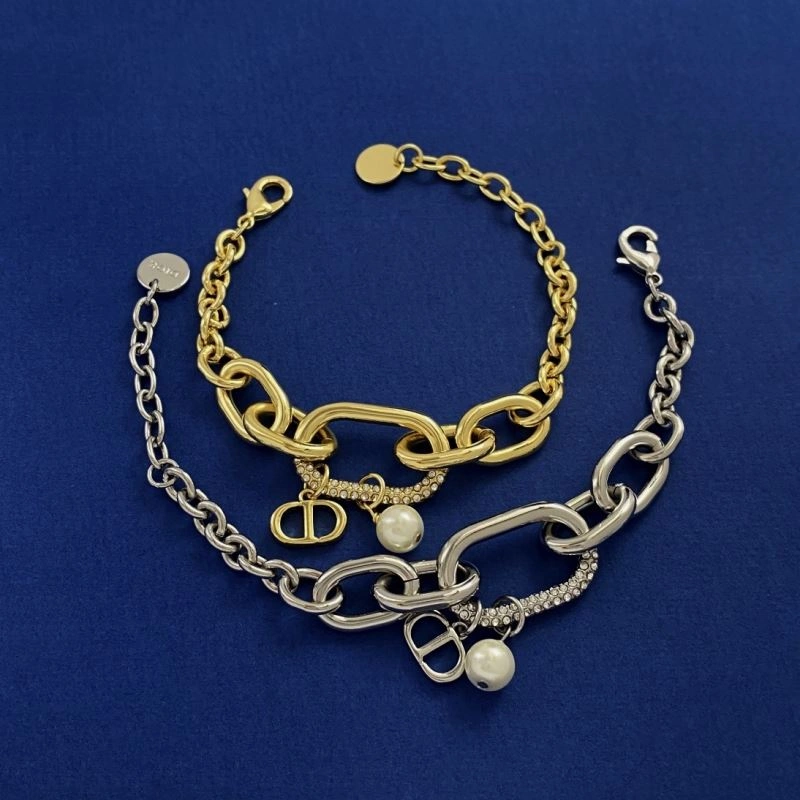 Low-cost Christian Dior Necklaces