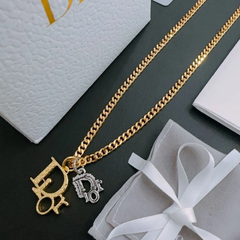 Accurate model Christian Dior Necklaces