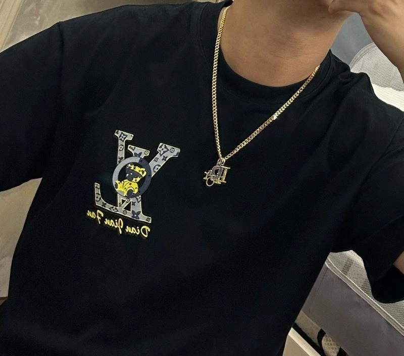 Accurate model Christian Dior Necklaces