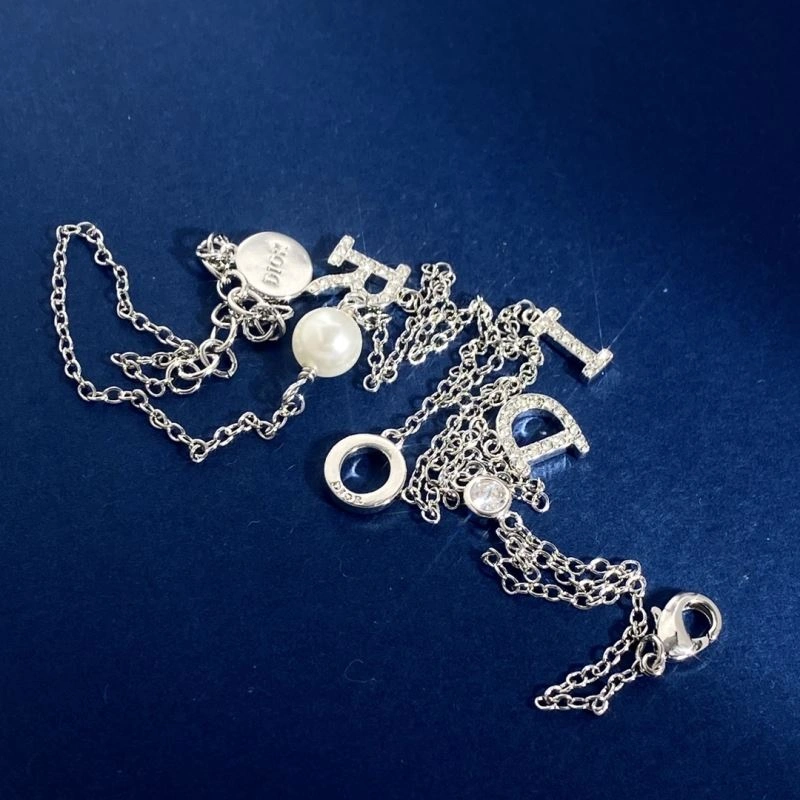 Accurate model Christian Dior Necklaces