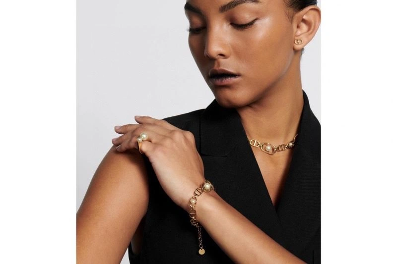 Low-cost Christian Dior Necklaces