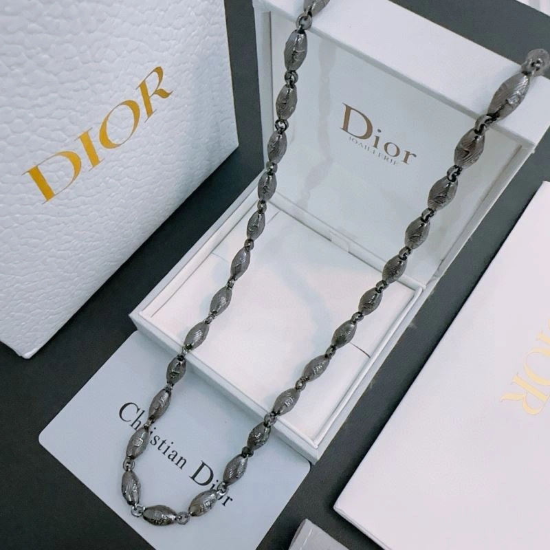 Accurate model Christian Dior Necklaces