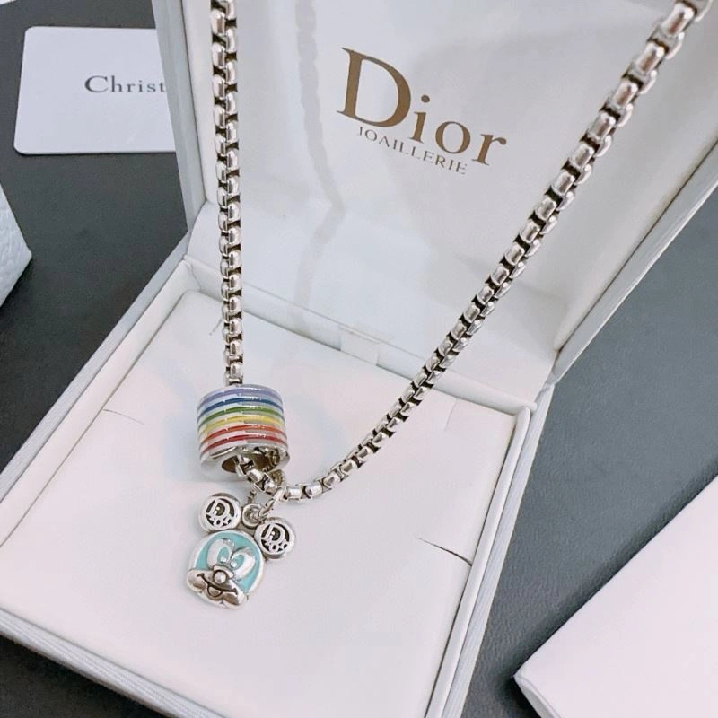Low-cost Christian Dior Necklaces