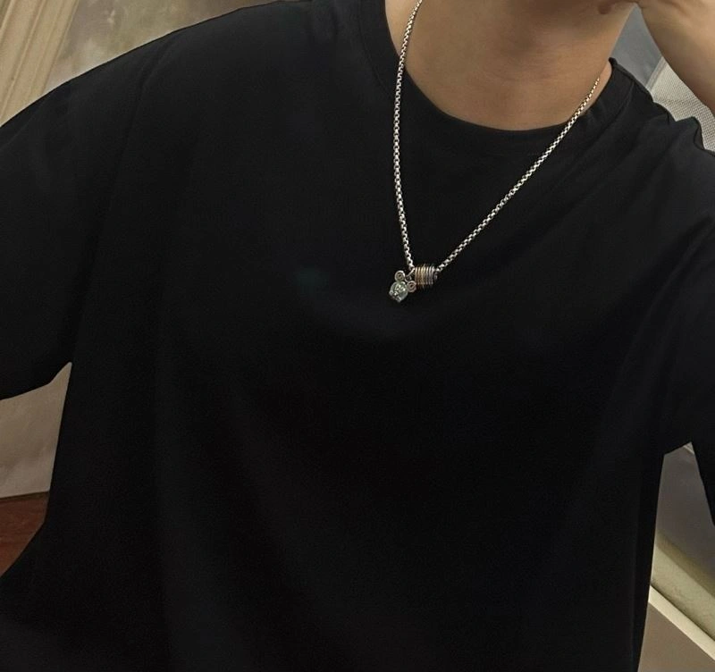 Low-cost Christian Dior Necklaces