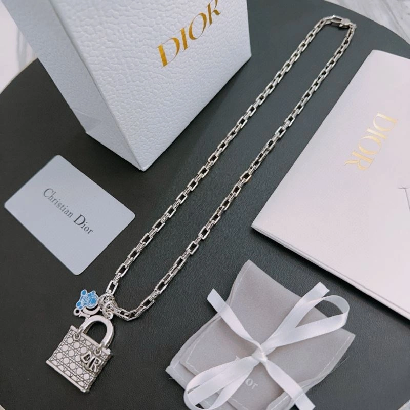 Low-cost Christian Dior Necklaces