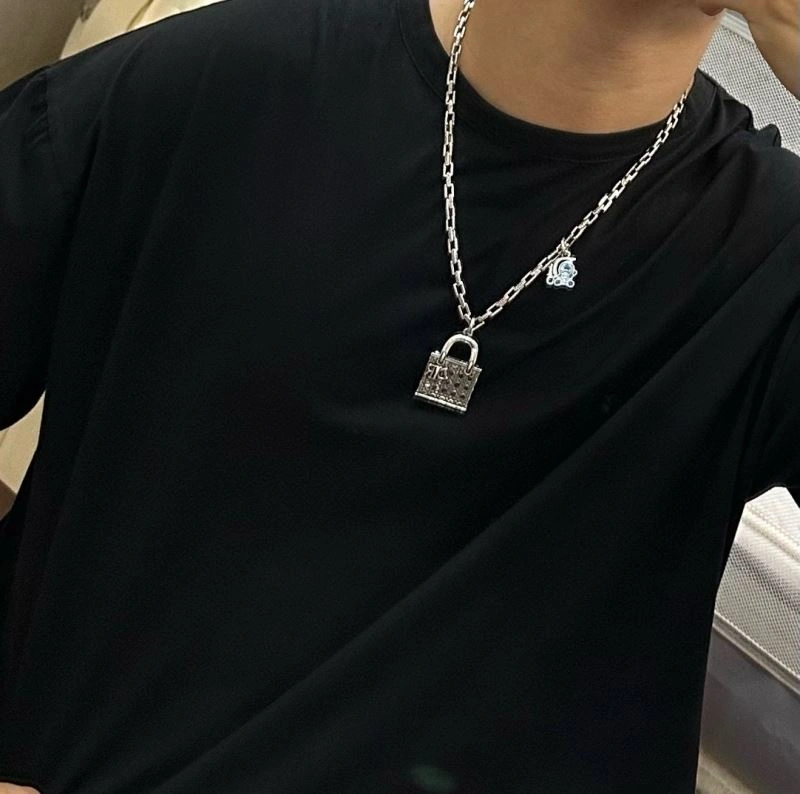 Low-cost Christian Dior Necklaces