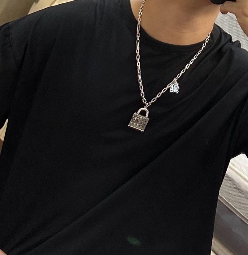 Low-cost Christian Dior Necklaces
