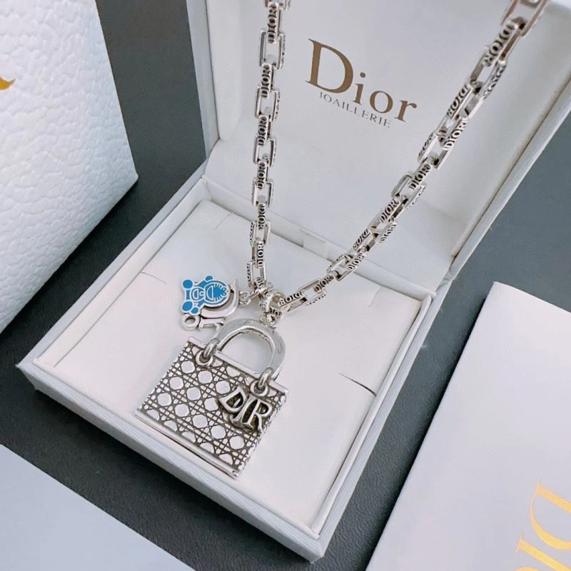 Low-cost Christian Dior Necklaces