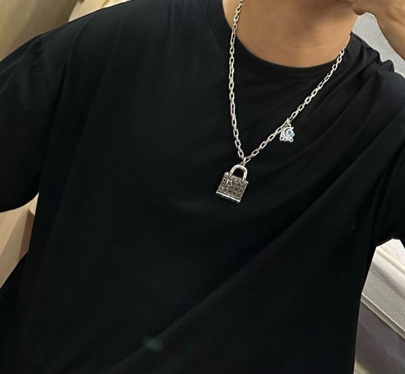 Low-cost Christian Dior Necklaces