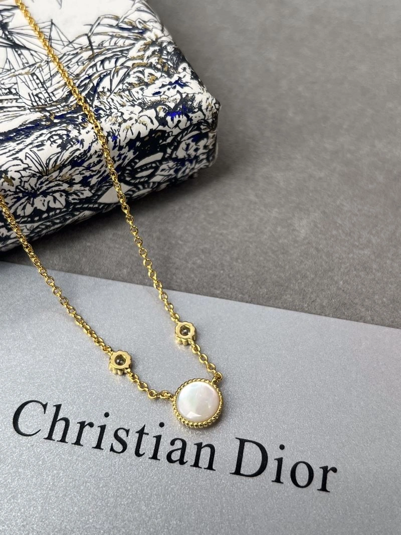 Accurate model Christian Dior Necklaces