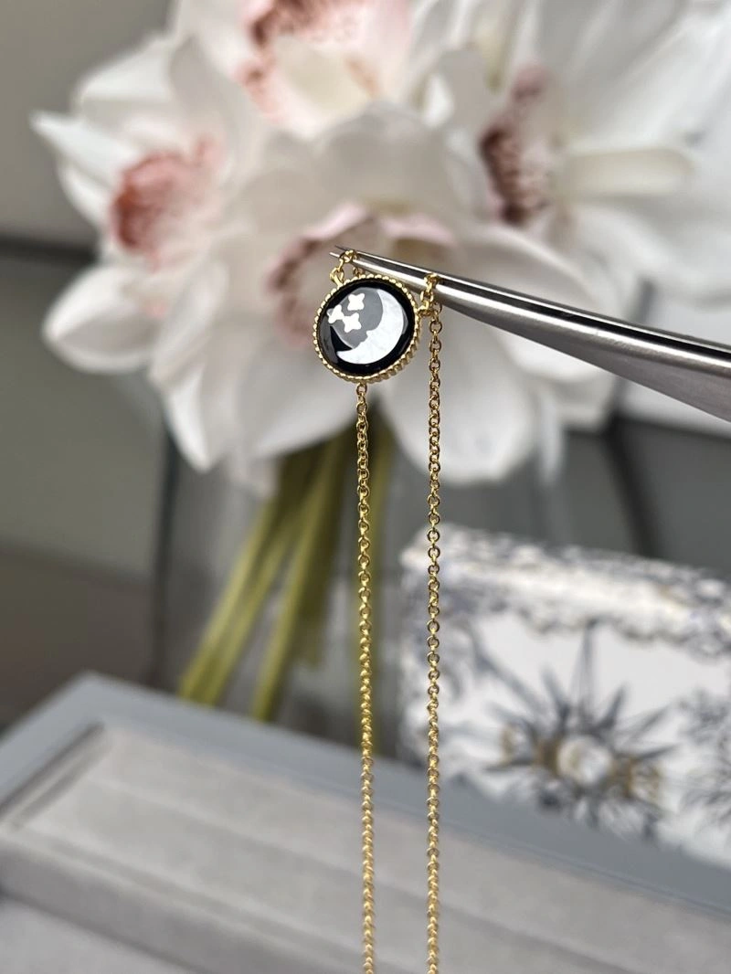 Accurate model Christian Dior Necklaces